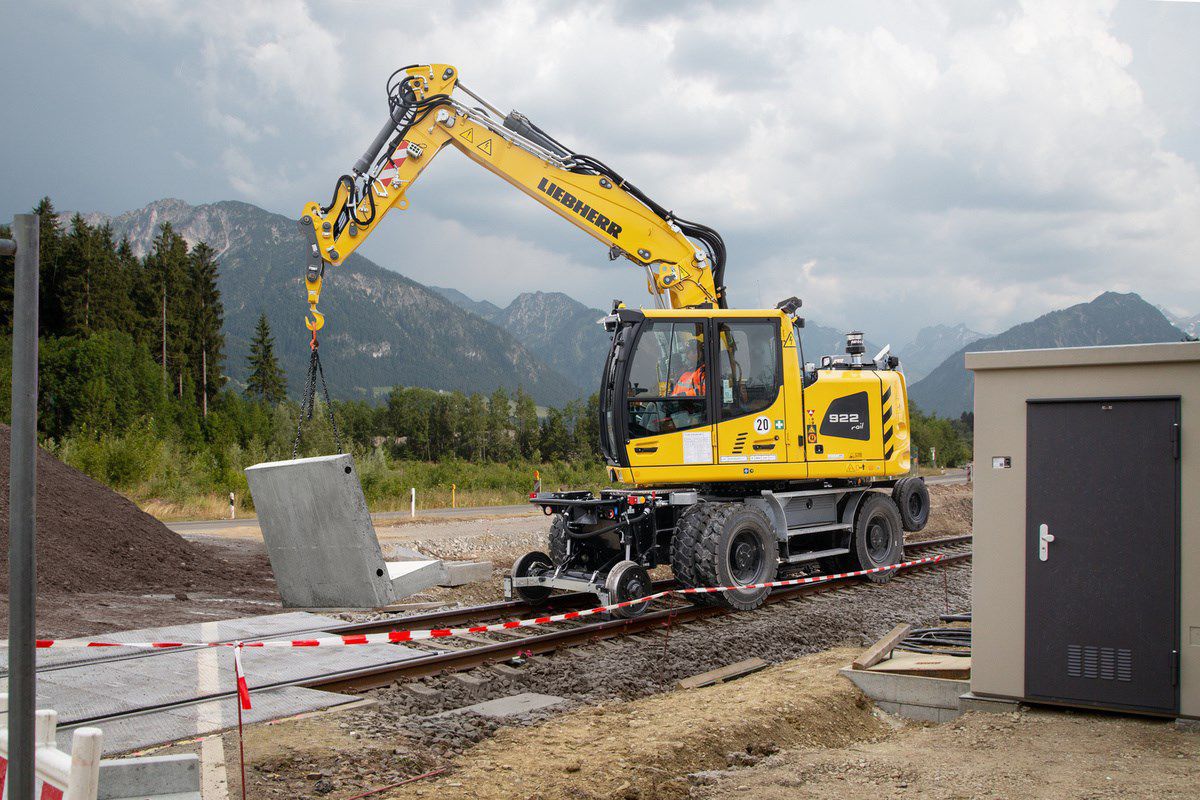 Mittelgroßer Bagger - A 922 - Liebherr Excavators - mit Gummireifen ...