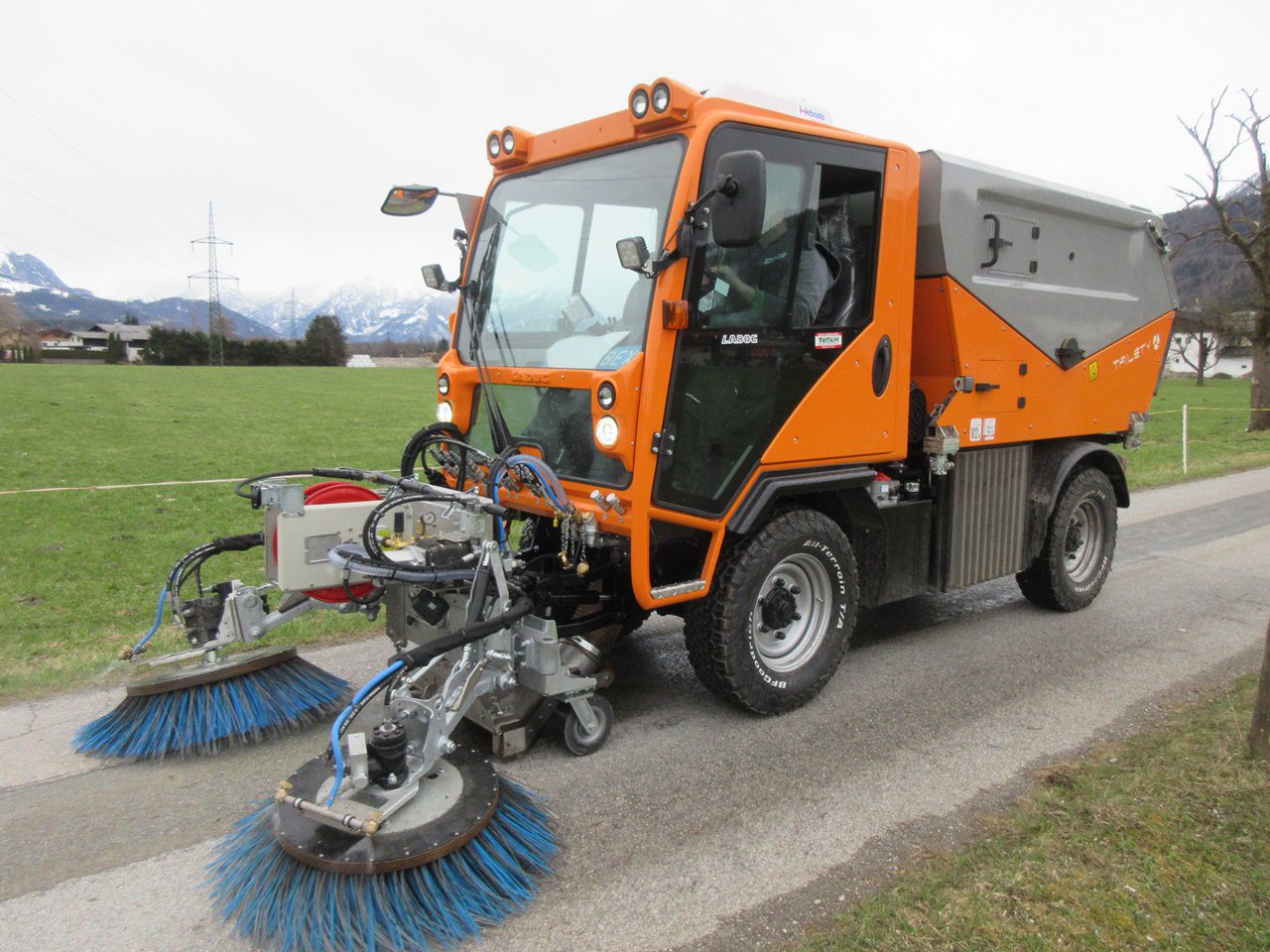 Kehrmaschine für Anbau - TK-M - Gebrüder TRILETY GmbH - hydraulisch / für öffentliche Bereiche ...