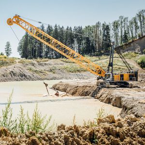 Kran auf Raupen - HS 8130 - Liebherr Cranes - mit Ausleger / Gitter ...